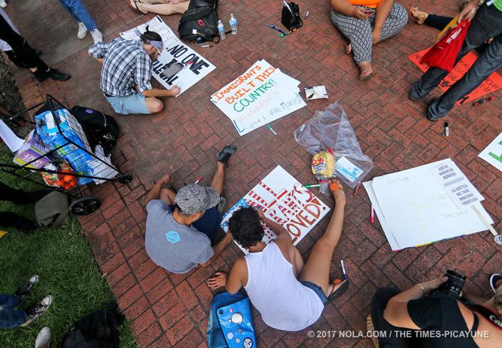 Decenas se reunen en Duncan Plaza para apoyar a los Dreamers | Archive ...
