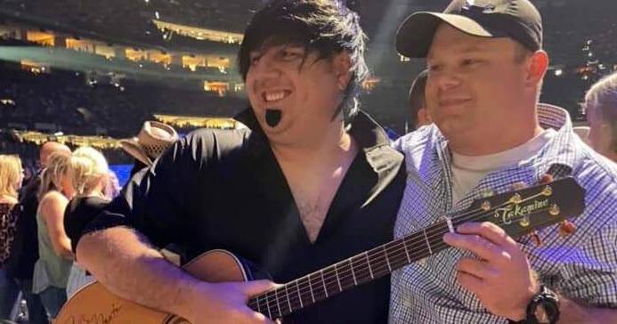 Garth Brooks gave a guitar to two fans at Superdome concert | Keith ...