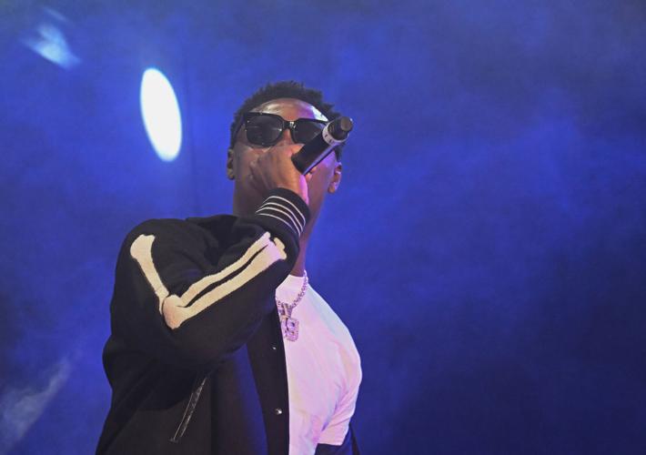 Drake makes surprise appearance at Lil Wayne's 2022 Lil WeezyAna Fest ...