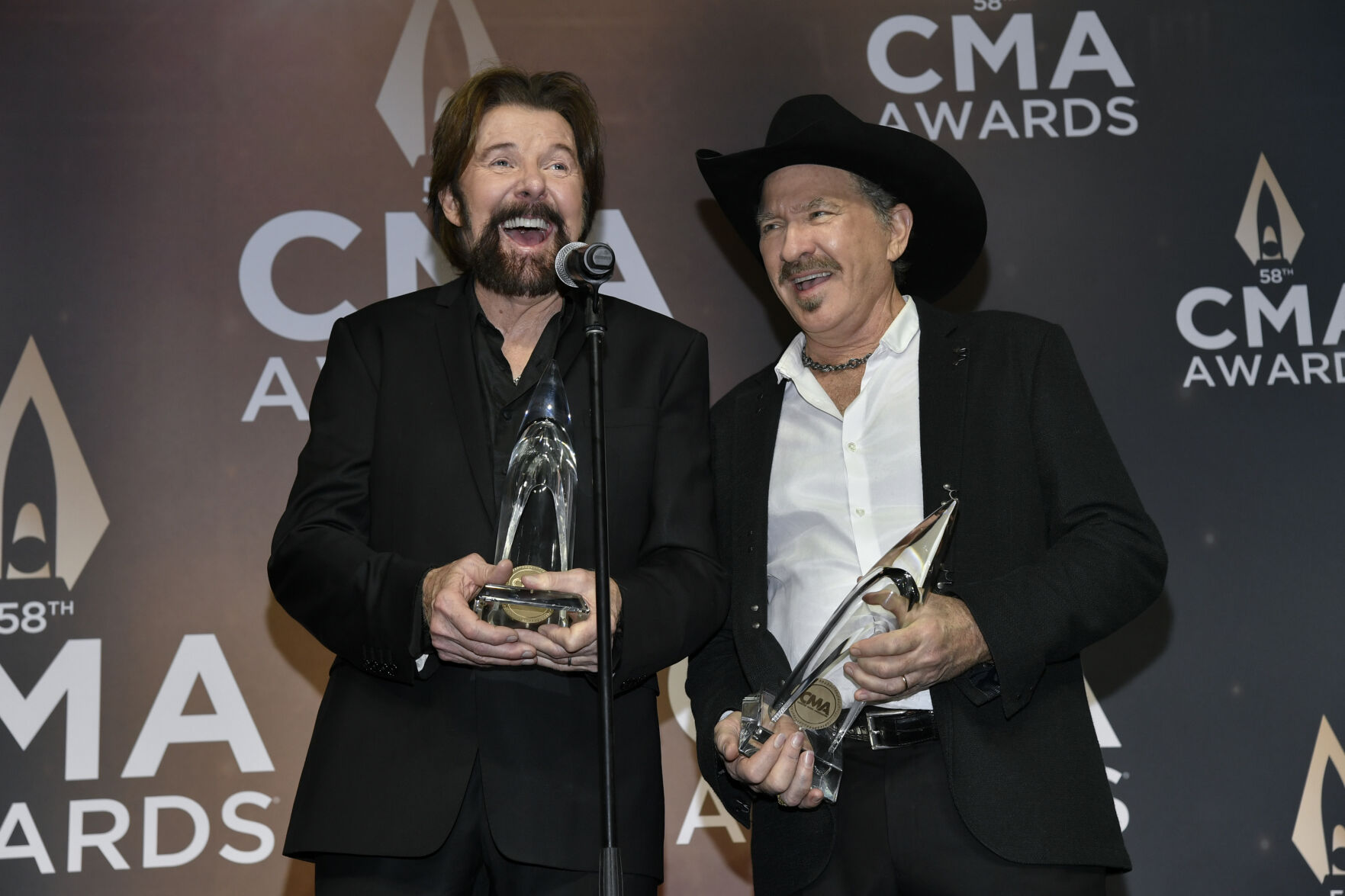 Lainey Wilson wins 2 CMA awards, Brooks & Dunn duo of year ...