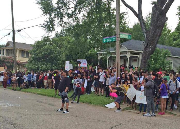 Alton Sterling protest intensifies as big crowd gathers near Baton ...