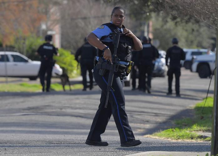 Lakeview lockdown: Officer fired at suspected car burglars after they ...