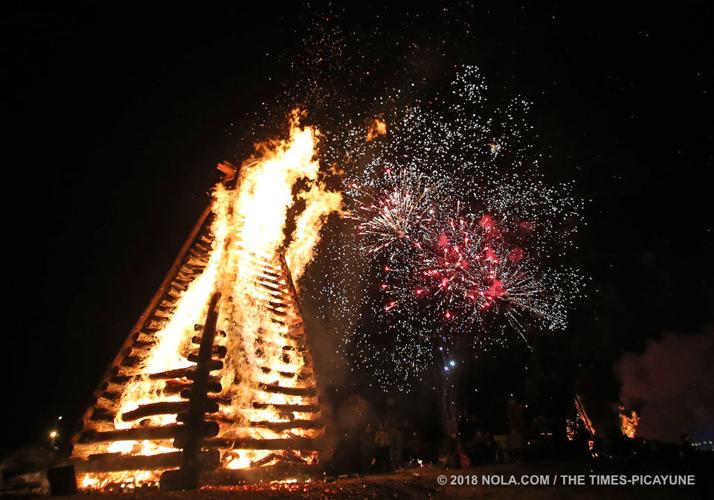 Christmas Eve bonfires light up the Mississippi River levee: photos ...