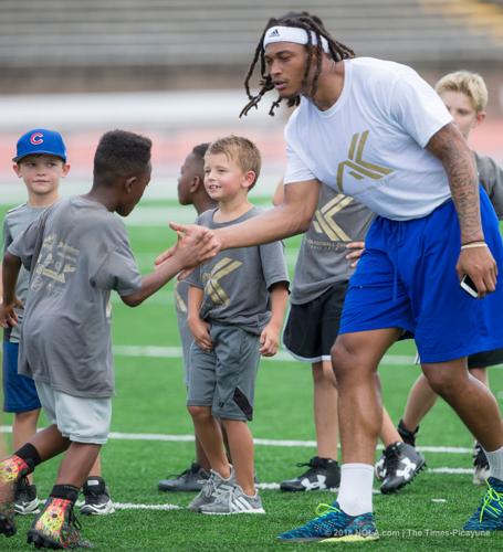 Alvin Kamara puts kids to work at first New Orleans football camp ...