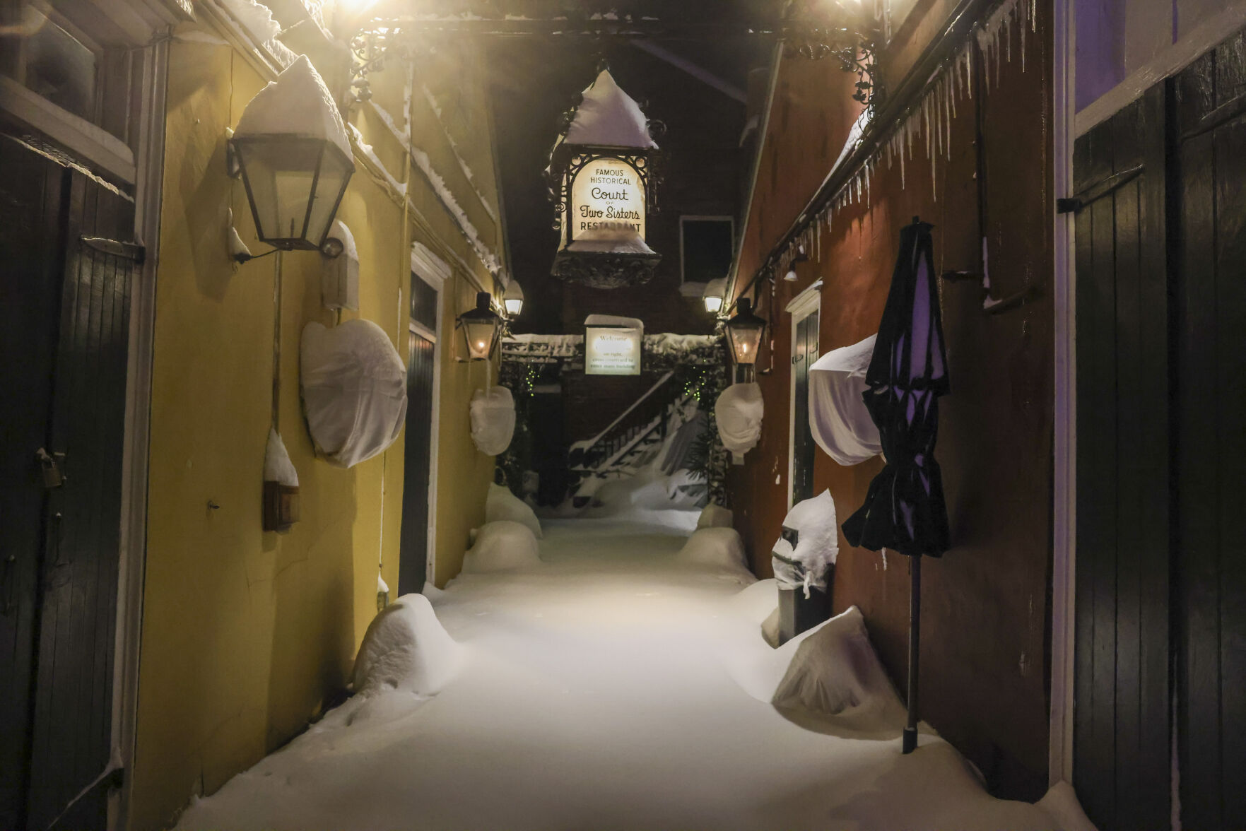 Photos: Snow covers Bourbon Street in New Orleans | Weather | nola.com