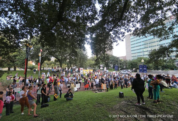 Decenas se reunen en Duncan Plaza para apoyar a los Dreamers | Archive ...