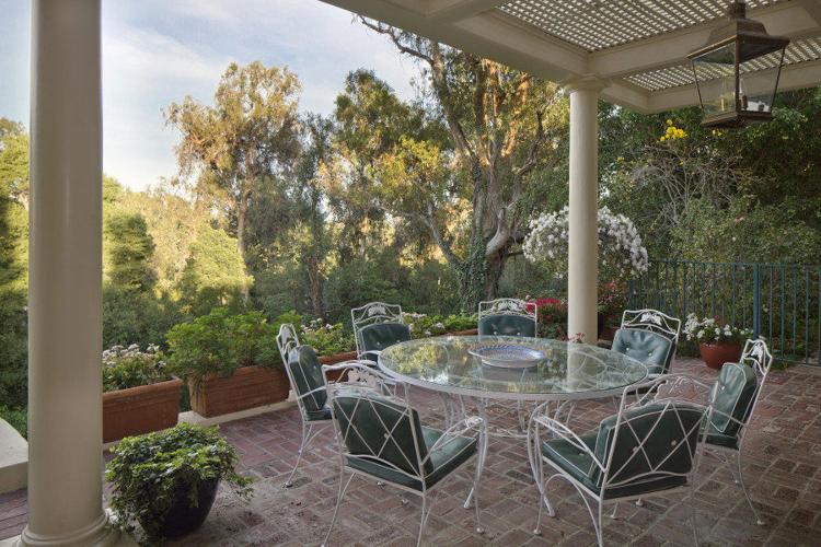 Taylor Swift restores historic Samuel Goldwyn Mansion, seeks landmark ...