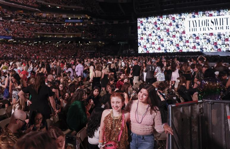 Taylor Swift's 1989 outfit represents New Orleans Mardi Gras | Taylor ...
