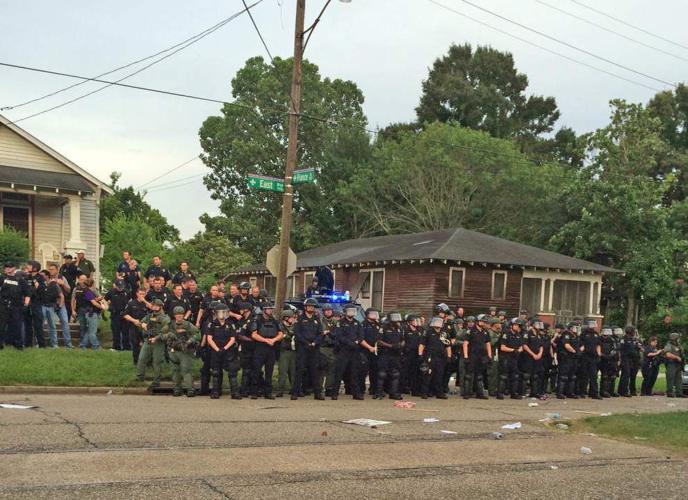 Alton Sterling protest intensifies as big crowd gathers near Baton ...