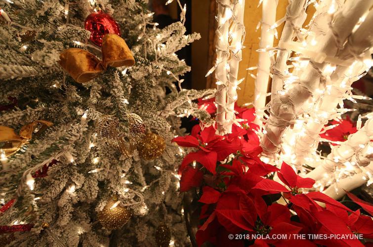 The Roosevelt Hotel illuminates its traditional holiday display: See ...