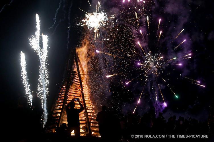 Christmas Eve bonfires light up the Mississippi River levee: photos ...