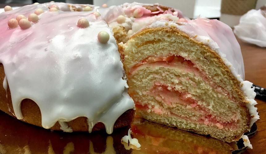 Trying king cake at Gracious Bakery in New Orleans, LA | Mardi Gras ...