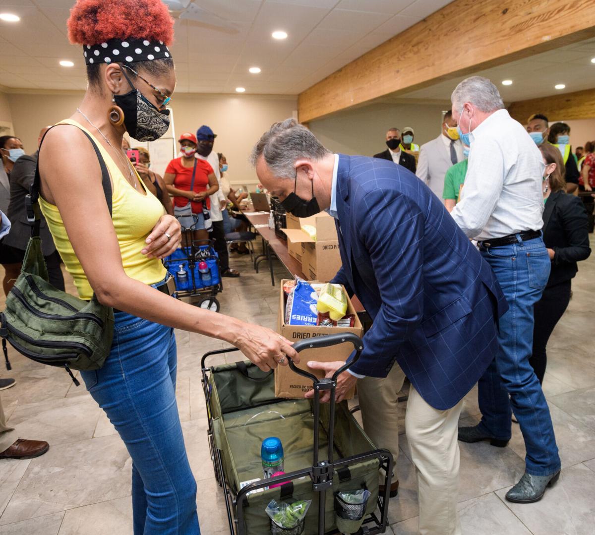 Douglas Emhoff embraces role as the first second gentleman during New ...