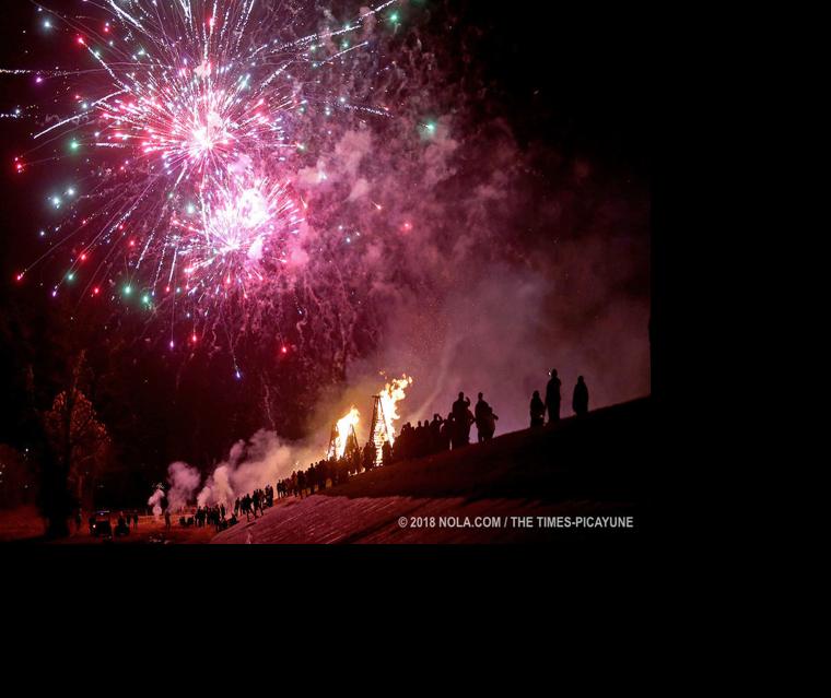 Christmas Eve bonfires light up the Mississippi River levee: photos ...