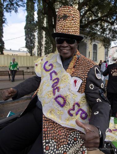See the krewes of Red Beans and Dead Beans meet on Lundi Gras 2019 ...