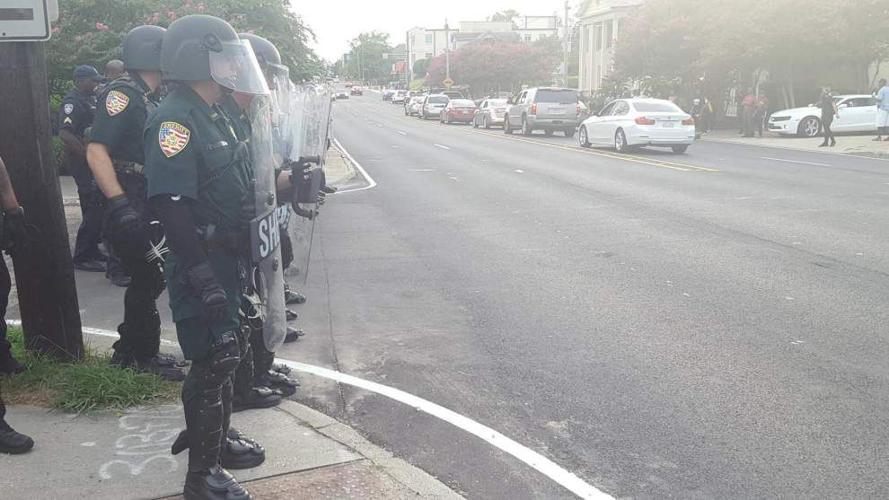 Alton Sterling protest intensifies as big crowd gathers near Baton ...