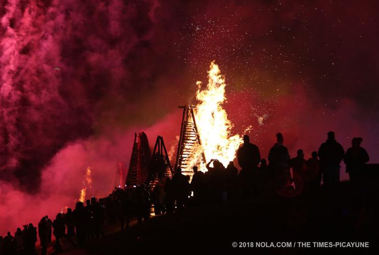 Christmas Eve bonfires light up the Mississippi River levee: photos ...