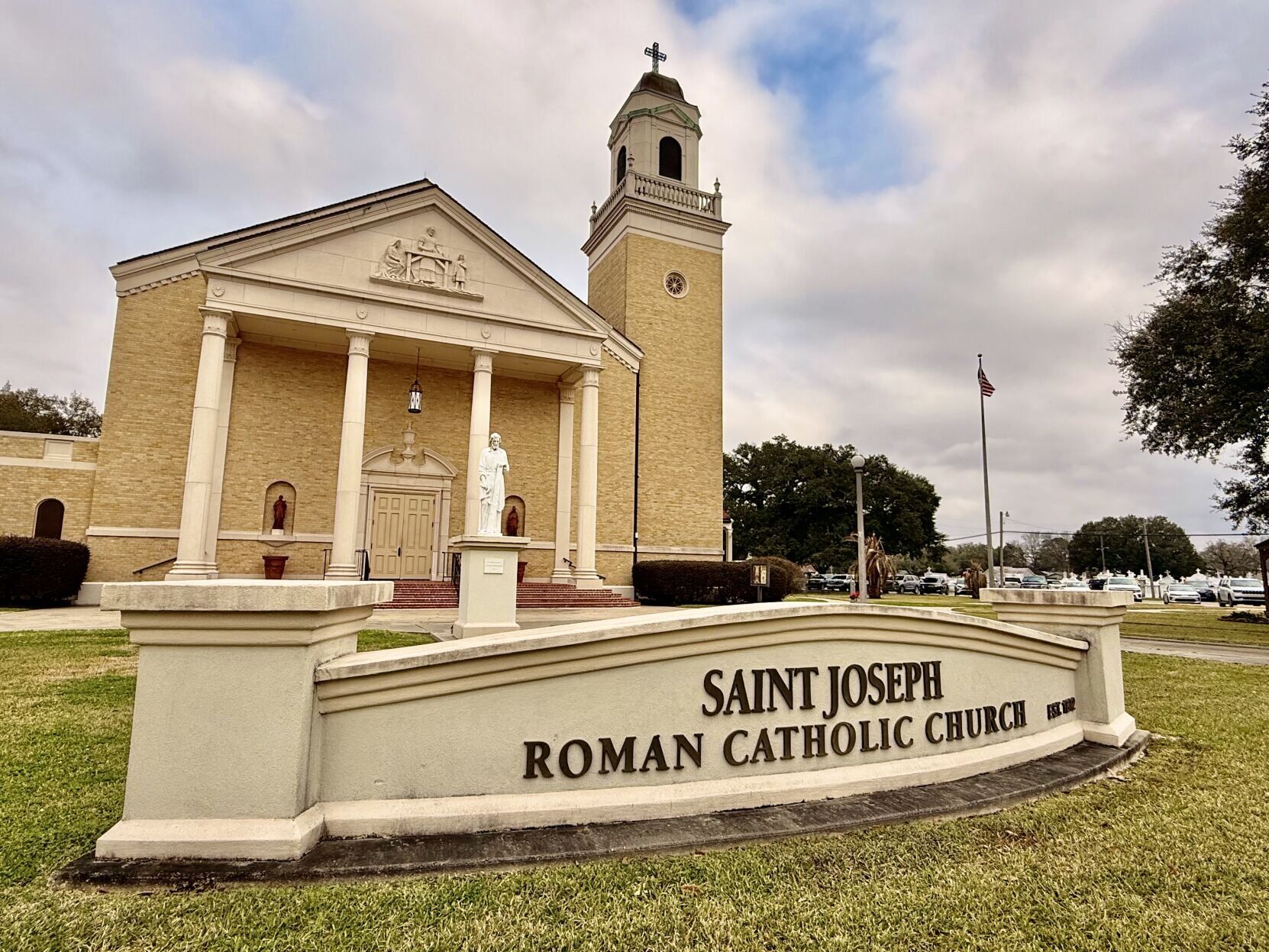 Ripley's recognized Acadiana cemetery for wrong-way graves ...