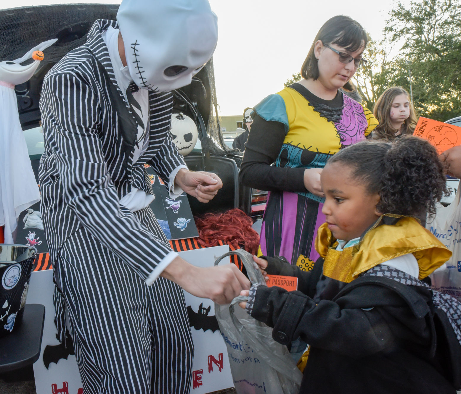 Halloween gives police a chance to interact with families ...