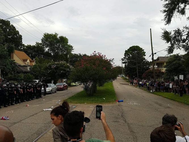 Alton Sterling protest intensifies as big crowd gathers near Baton ...