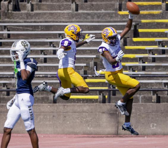Early touchdowns decide outcome between St. Augustine and Holy Cross ...