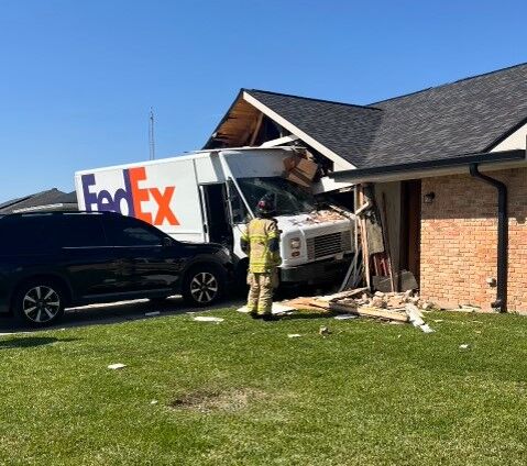 FedEx driver arrested after crashing truck into Houma house | Crime ...
