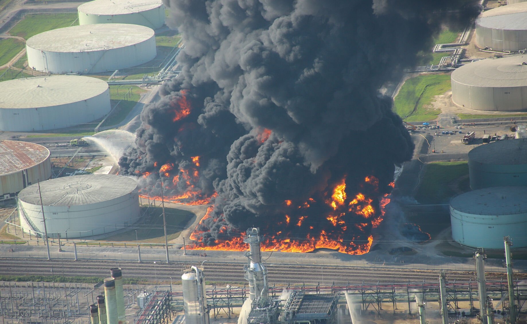 After tank fires in 2023, EPA finds safety flaws at Marathon | Business ...