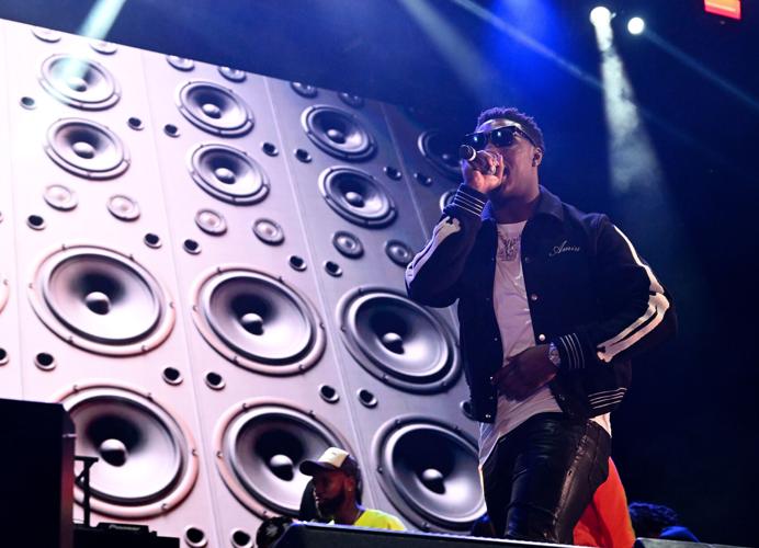 Drake makes surprise appearance at Lil Wayne's 2022 Lil WeezyAna Fest ...