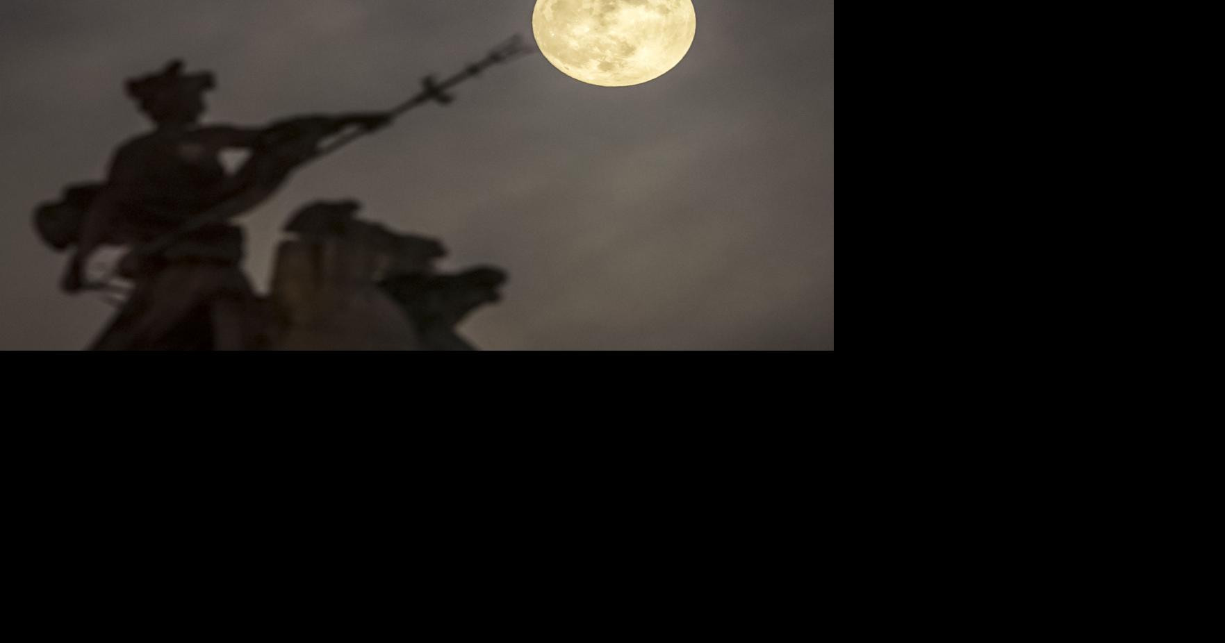 Super moon 2019: The best photos from Sunday's wolf moon and lunar ...