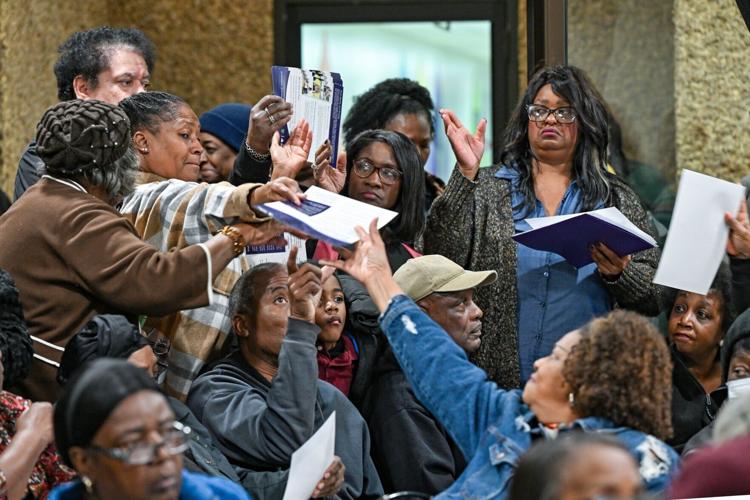 Residents express discontent over gas bills in town hall | Business ...