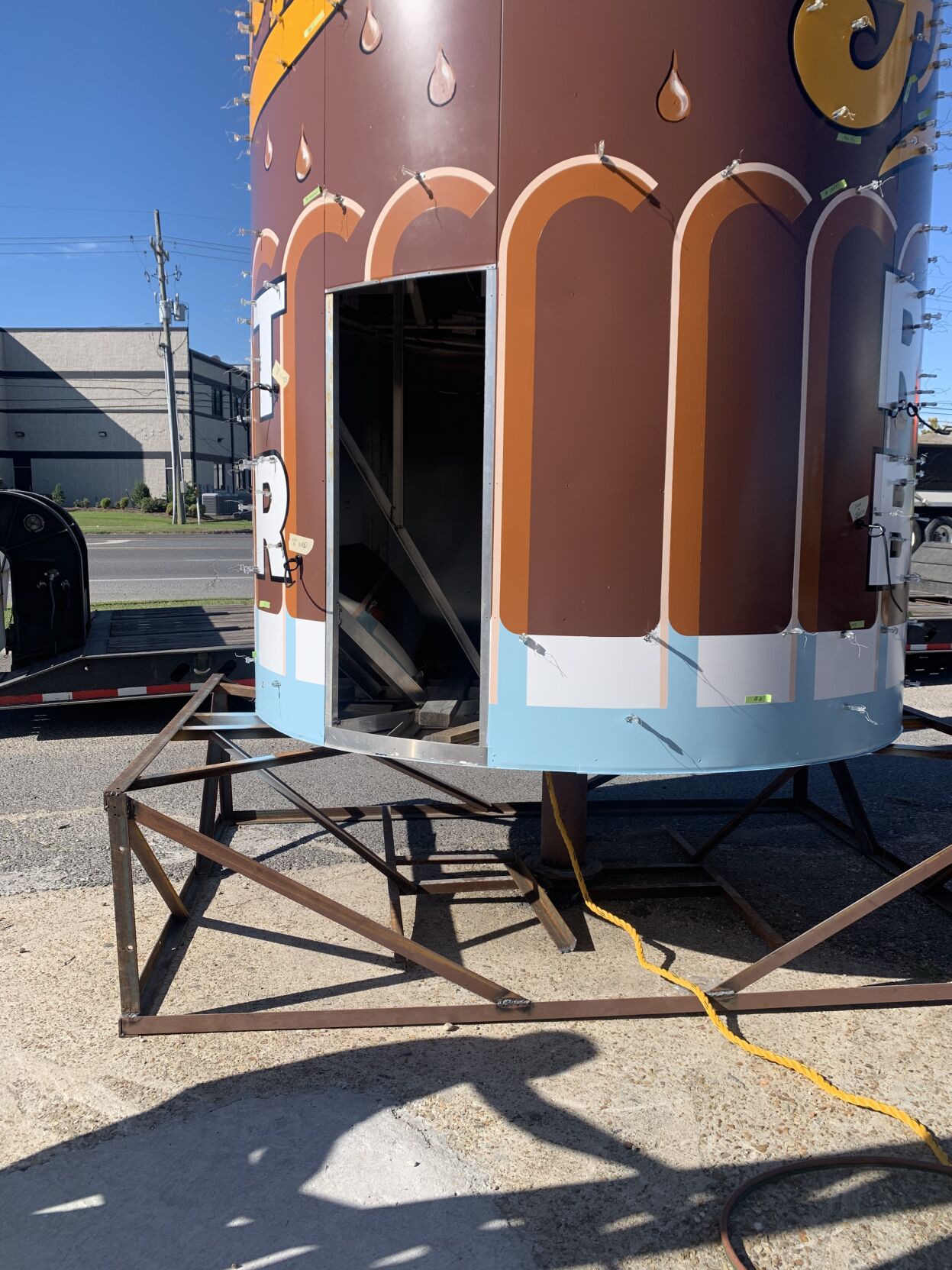 With neon and nostalgia, a giant root beer mug returns to its perch in LaPlace | Where NOLA Eats ...
