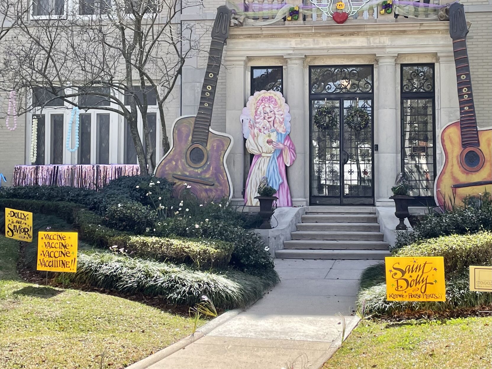 Photos: Dolly Parton rules the world of Mardi Gras house floats! See 4 ...