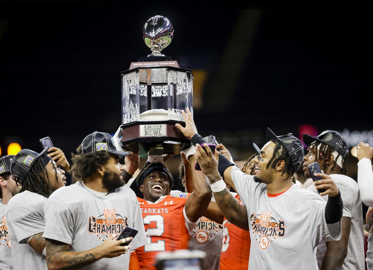 New Orleans Bowl victor wins the turnover battle, trophy | Photos ...