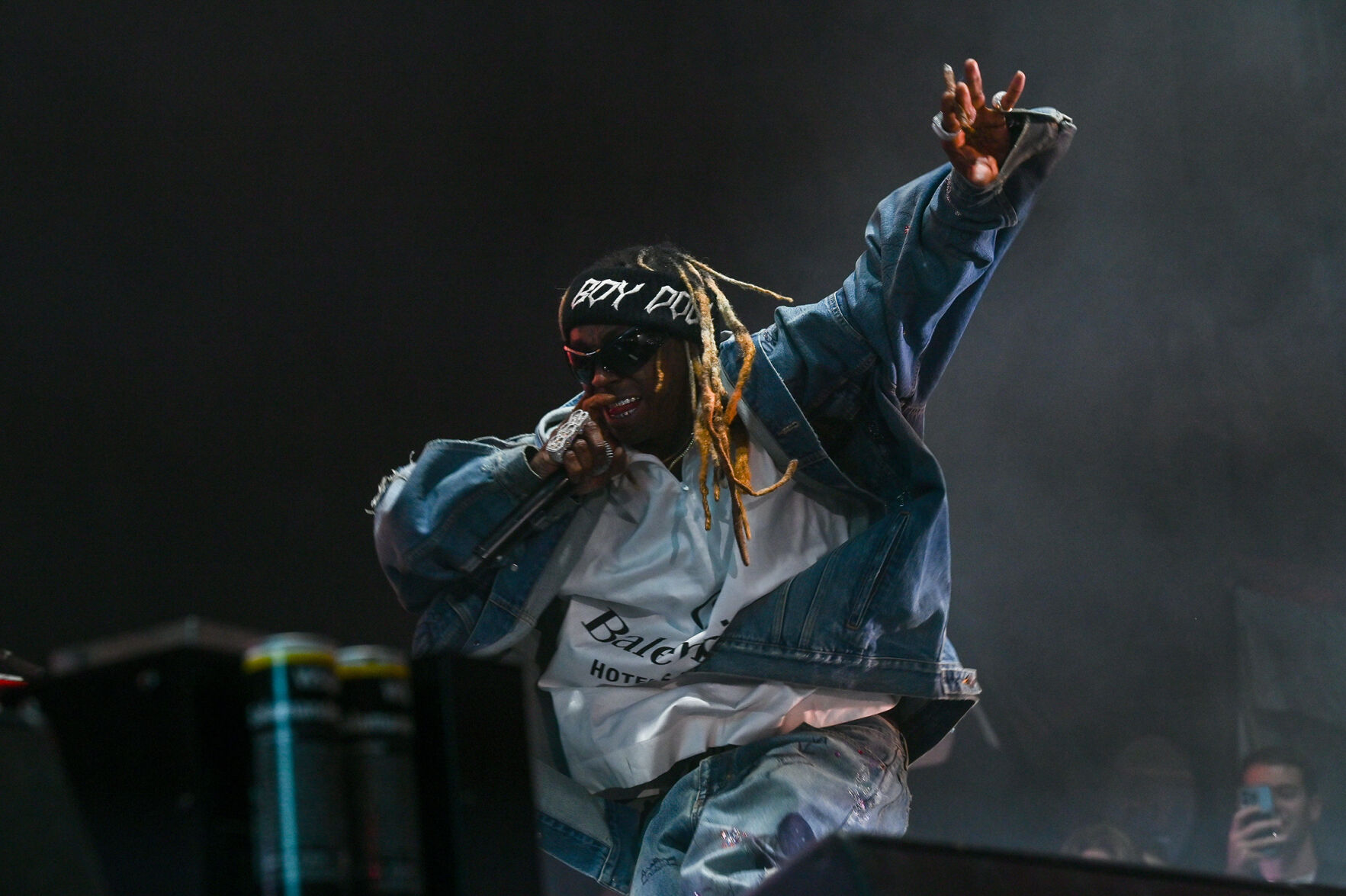 Drake makes surprise appearance at Lil Wayne's 2022 Lil WeezyAna Fest ...