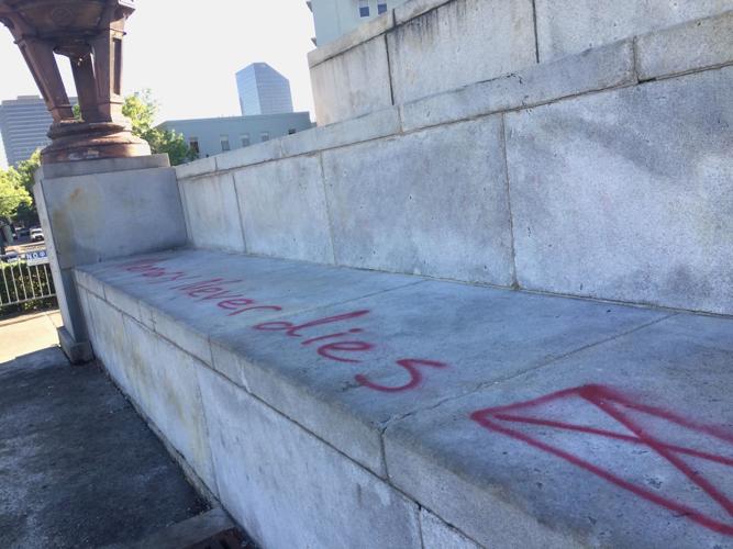 Photos: Confederate monuments Robert E. Lee, Beauregard vandalized in ...
