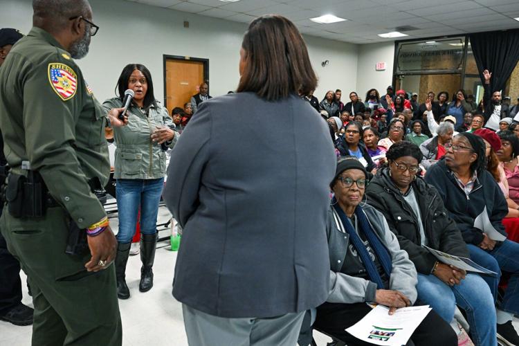 Residents express discontent over gas bills in town hall | Business ...