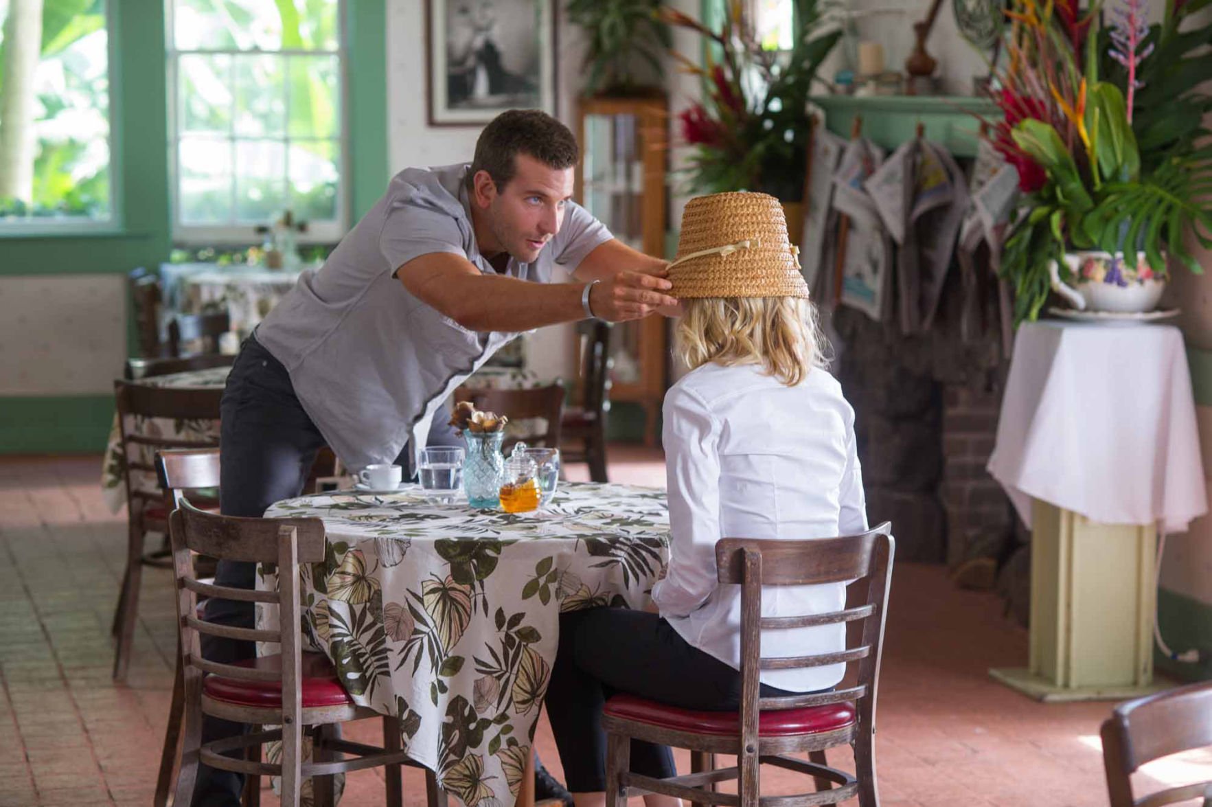 'Aloha' movie review: Cameron Crowe's Hawaii-set rom-com is all wet ...