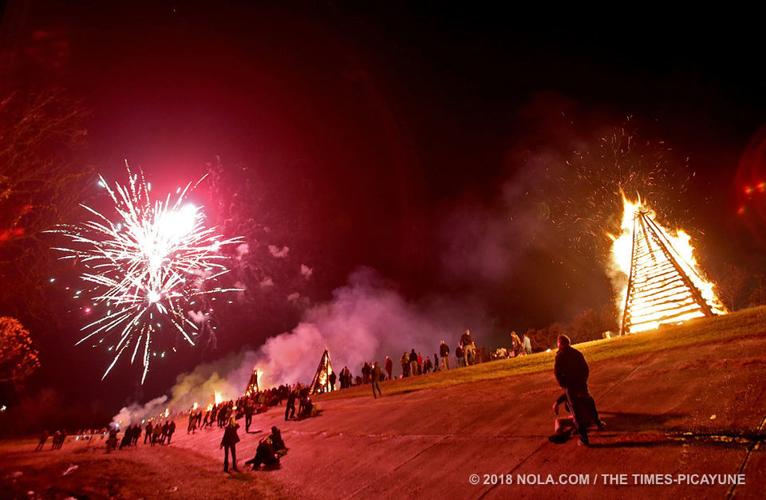 Christmas Eve bonfires light up the Mississippi River levee: photos ...