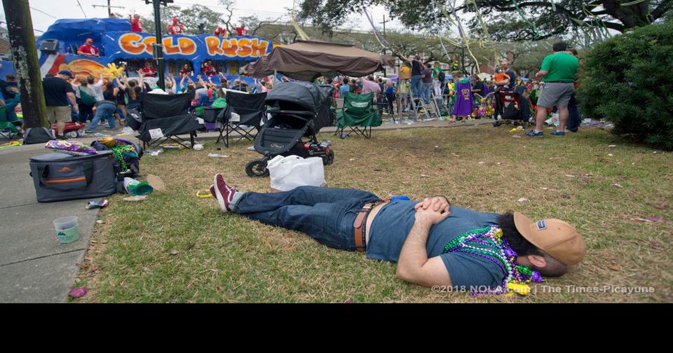 Mardi Gras proposal stuns woman at Tucks parade: report | Archive ...