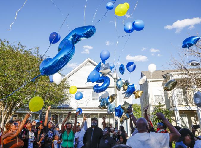Family releases balloons to honor homicide victim in Algiers | Crime ...