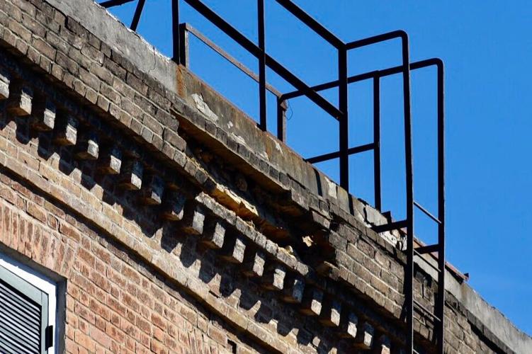 Bricks fall from parapet wall on Toulouse Street in French Quarter; no ...