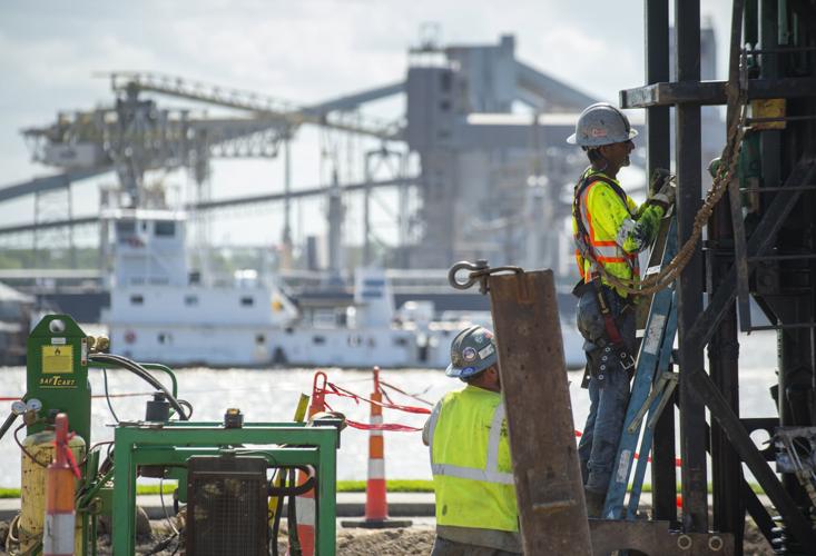 Corps of Engineers plugging last hole in New Orleans river levee — at ...