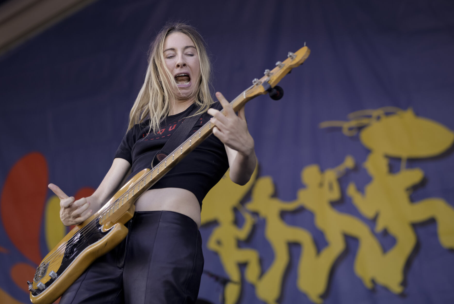 Haim takes Jazz Fest 2025 with Mom and Dad as special guests ...