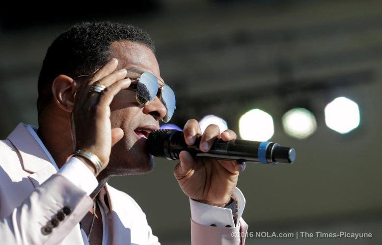 Maxwell elevated swooning fans, sent them flying on 'Pretty Wings' at ...