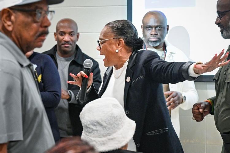 Residents express discontent over gas bills in town hall | Business ...