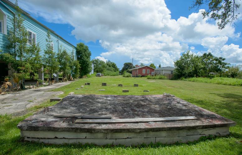 Photos: New Orleans residents carry wreath through Lower 9th Ward to ...