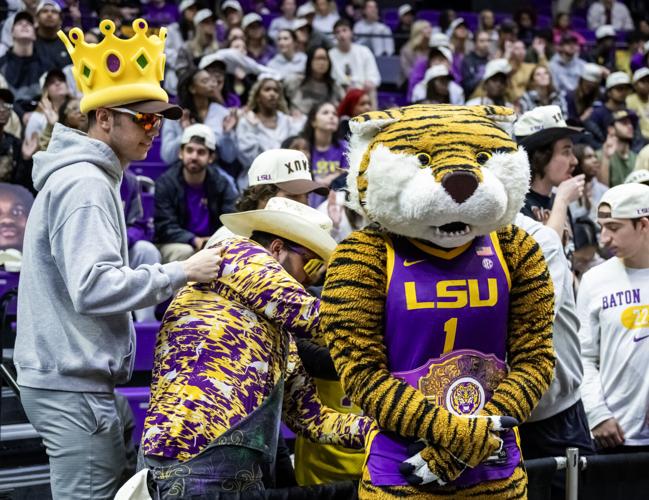 LSU policy aims to keep fans leaving basketball games early | LSU ...