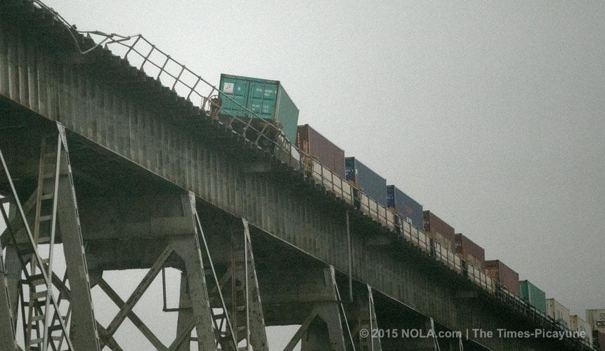 Huey Long Bridge rail traffic back after wind topples rail cars ...