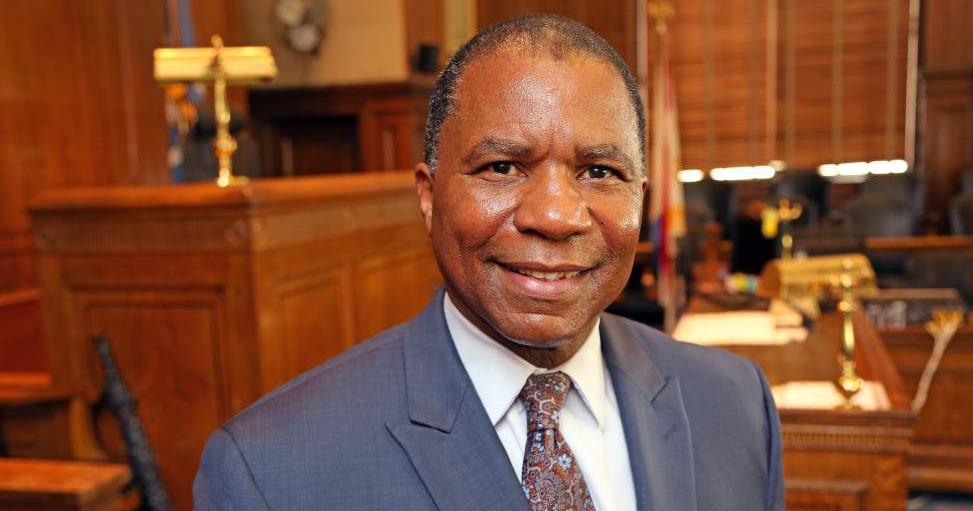 Ex-New Orleans judge admits courthouse kissing, touching, loses law ...