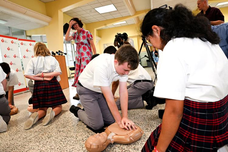 American Heart Association provides hands-only CPR lessons in schools ...